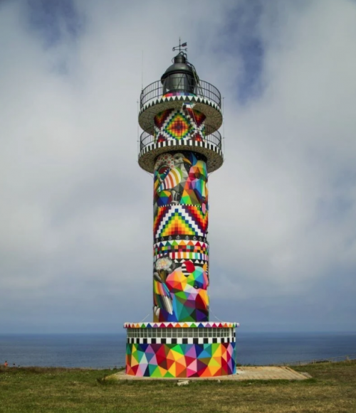 La torre del Faro de Ajo pintada con los colores de Okuda San Miguel